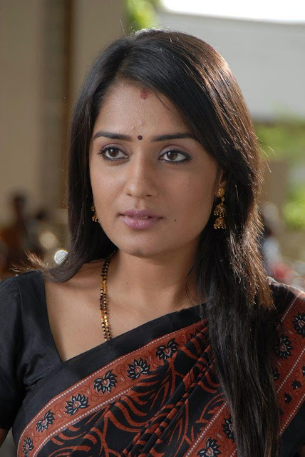 KANNADA GALLERY: Nikitha Stills in Prince Kannada Movie