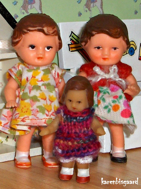 Karen`s Vintage Dolls Photography.: Mini ari doll`s new knitted dress.