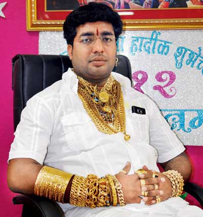 Dhiren Gala: Politician wears 8.5 Kg Gold worth Rs. 2.5 Crore - Samrat Moze