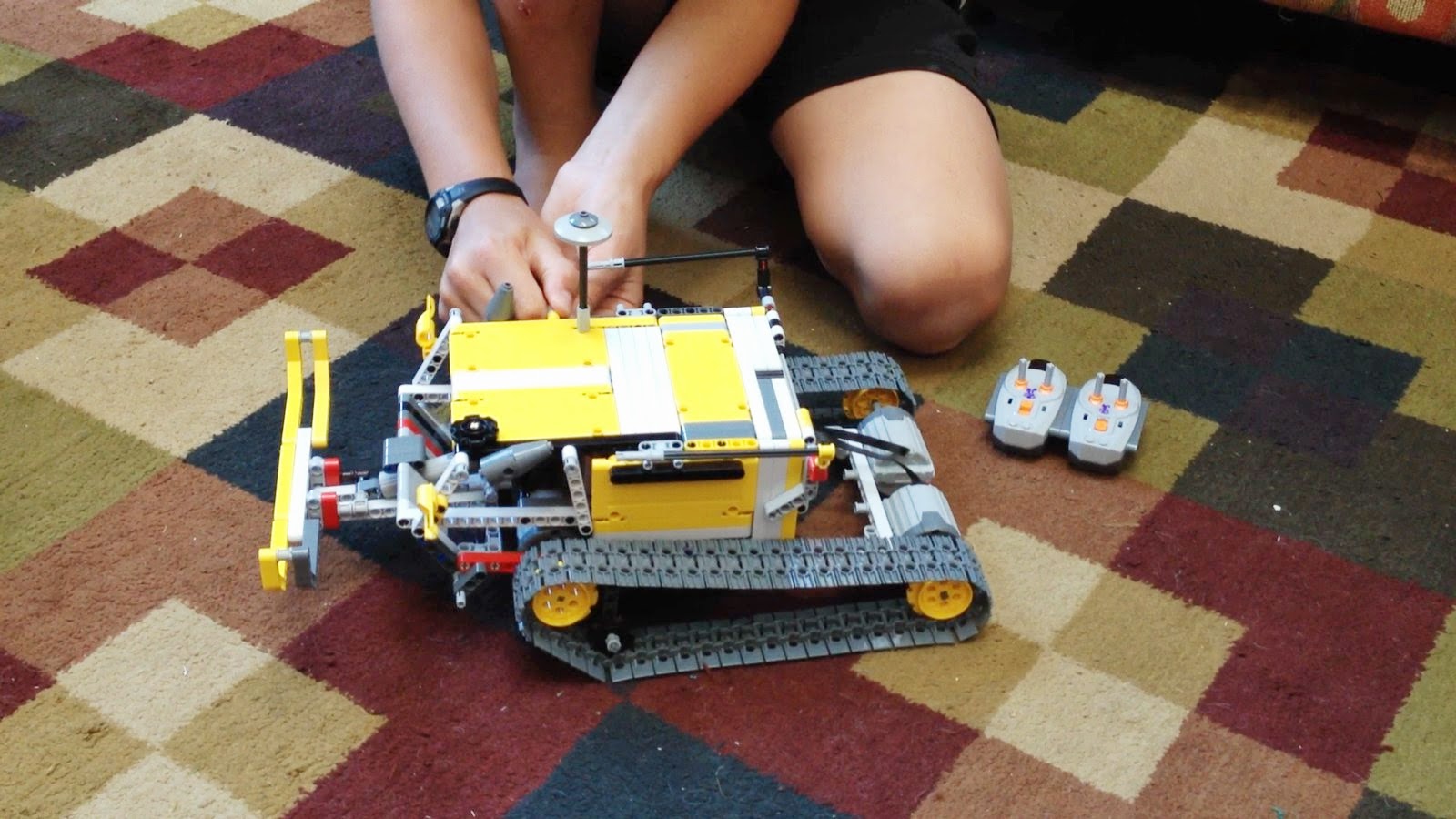 HOBBs Jobs: LEGO Technics RC snowcat with hydraulic pusher