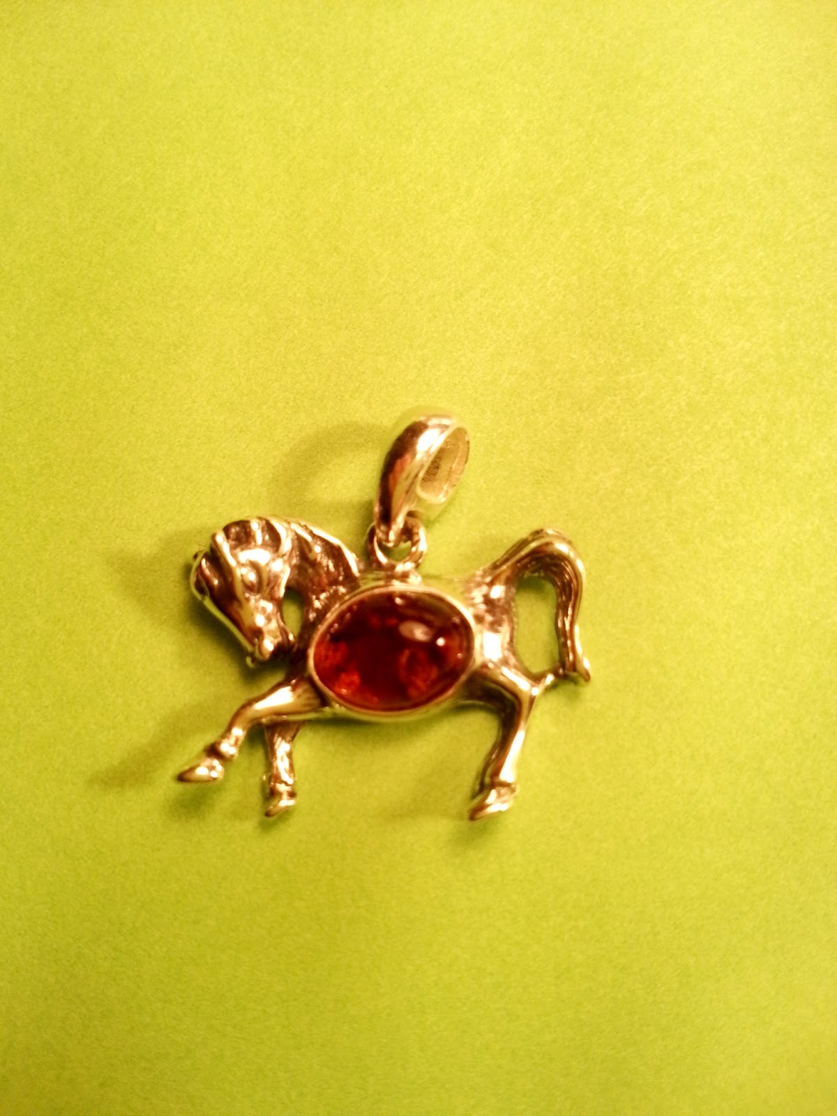 Ámbar del Báltico: Animales de ámbar y plata de ley.