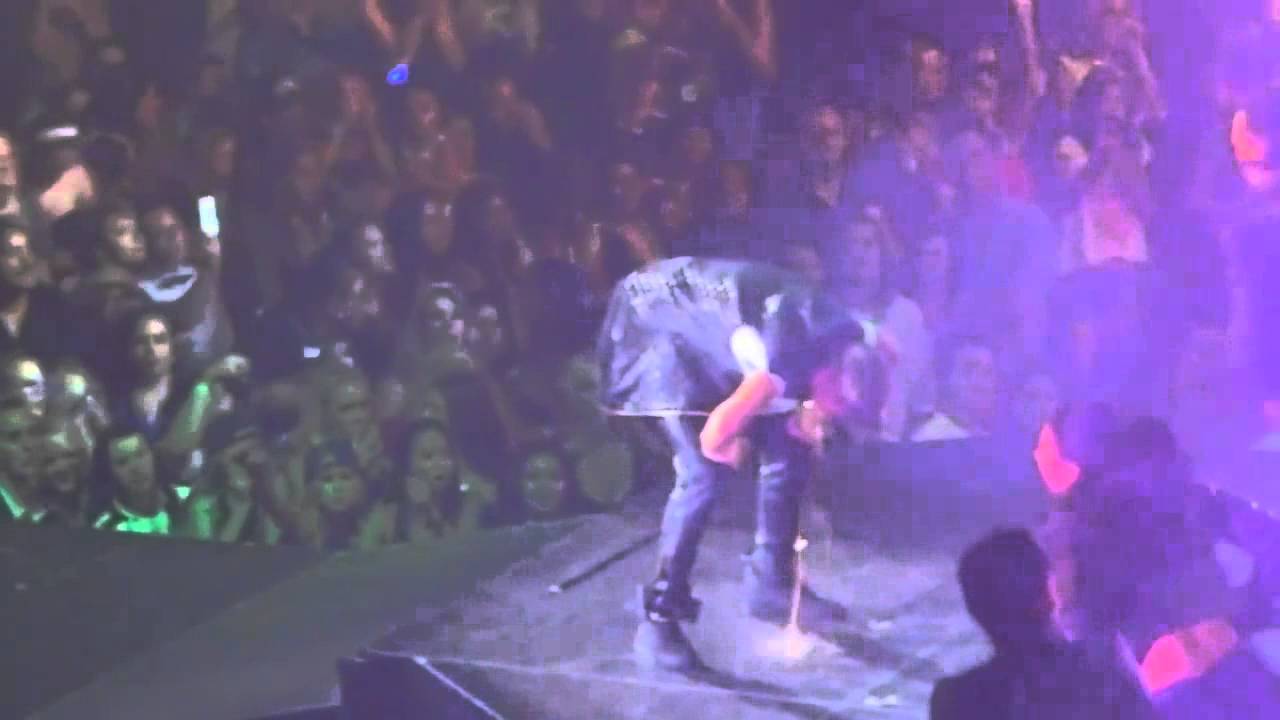 Famous Singers' Onstage 'Accidents' (Photos + Video) - Beauty and the Mist