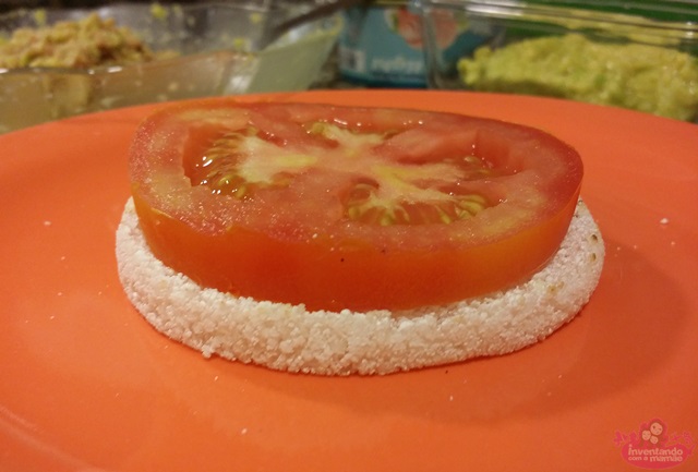 Disco de tapioca com tomate e pasta de atum com abacate. - Inventando ...