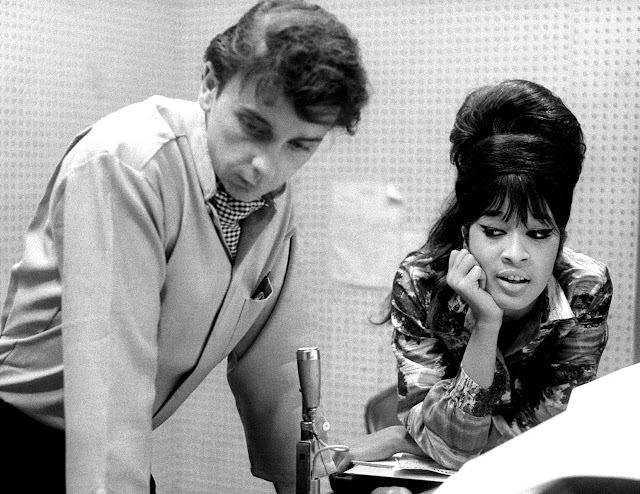 RETRO KIMMER'S BLOG: THE RONETTES' RONNIE SPECTOR: MASCARA AND MADNESS