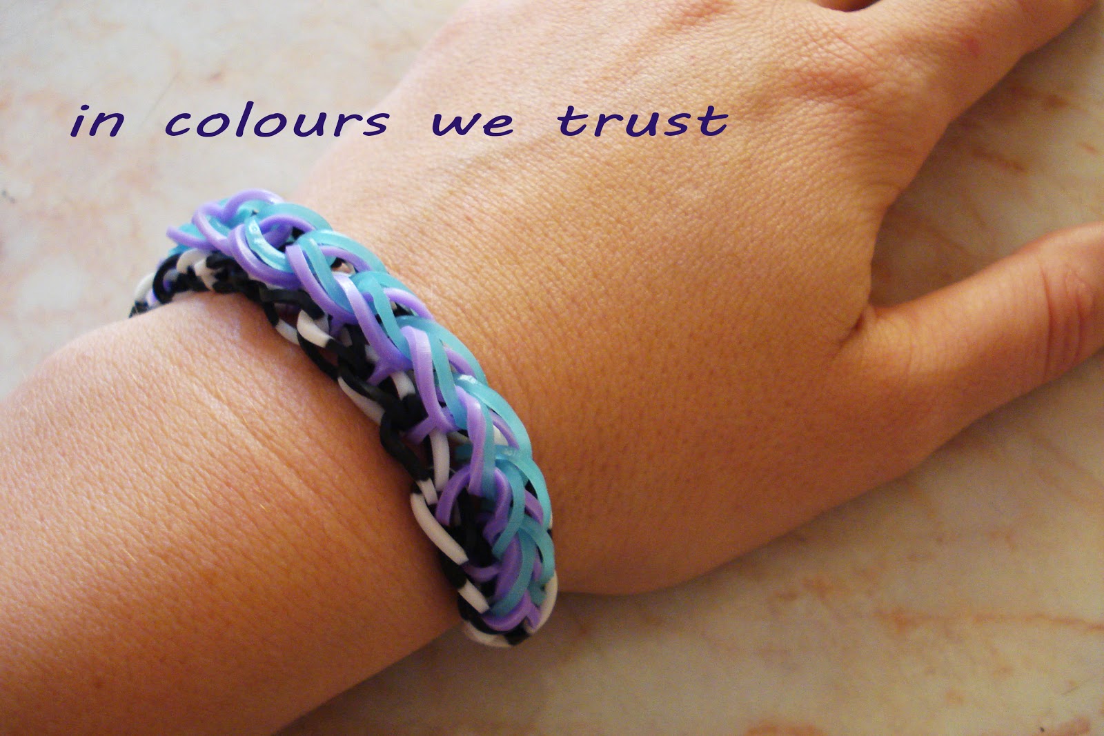 In Colours We Trust: Loom bracelets Bratari din elastic crosetate pe un ...