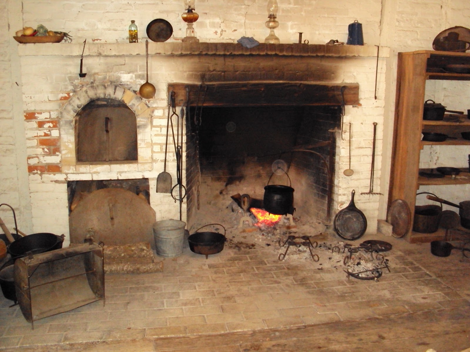 Colonial Quills: In Ye Olden Days: Baking on an Open Hearth