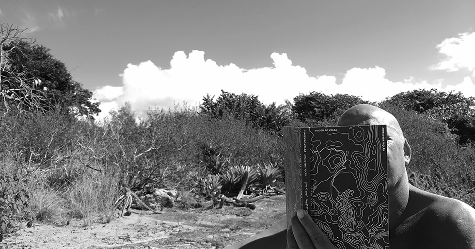 Eu li e achei isso: "Viagem ao Volga", por Ahmad Ibn Fadlãn