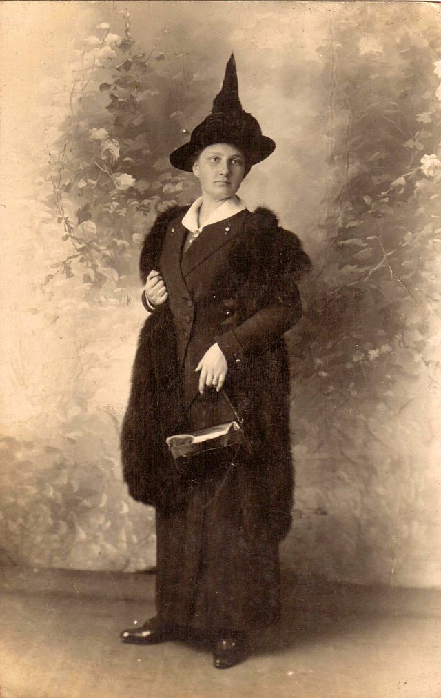 39 Interesting Photos That Capture Women in Witch Costumes From the ...