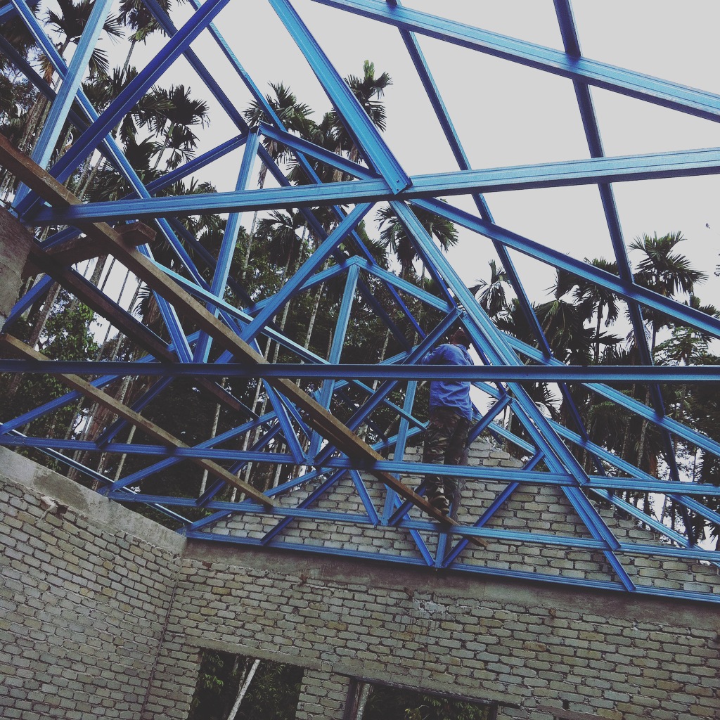 pemasangan kerangka dan bumbung