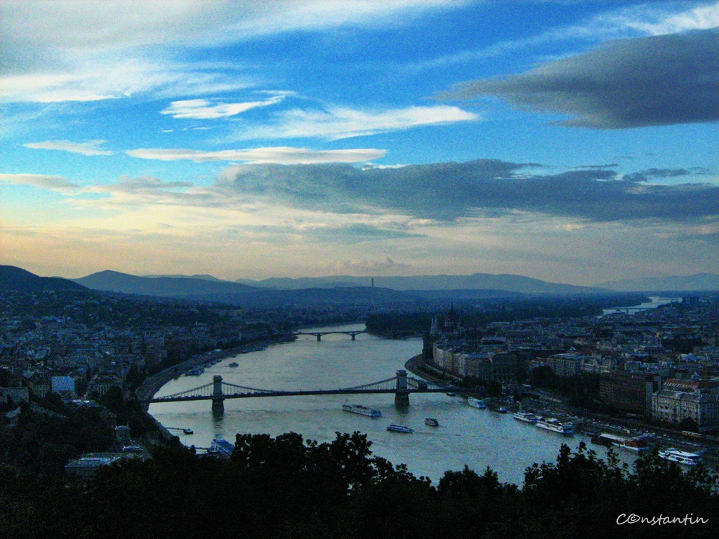 FOTO-IDEEA: Budapesta, Dunãrea şi cârcotaşii