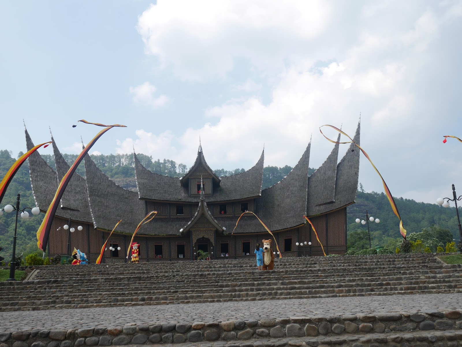 Kau Yang Satu: HARI KEDUA DI BUKIT TINGGI SUMATERA BARAT - ISTANA PAGAR ...