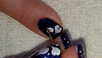 Life World Women: Sparkly Blue Winter Needle Nail Art