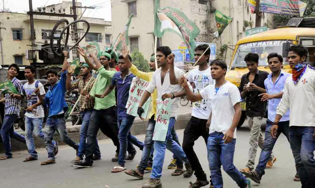 View Patna: Students continue protest against police lathicharge
