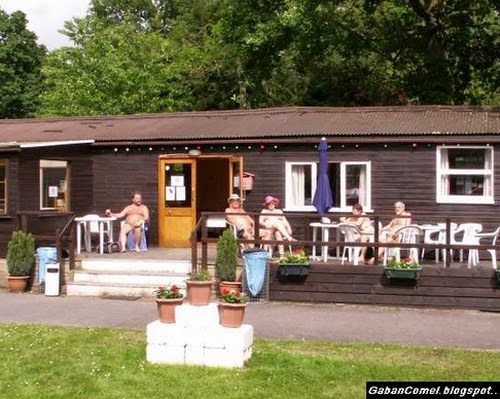 Pelik , Penduduk Kampung Spielplatz di Hertfordshire Suka Berb0gell ...