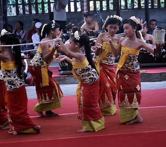 Traveling Mengenal Tari Rejang Renteng