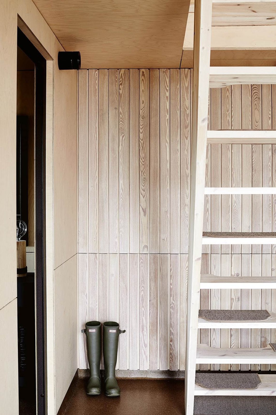 A contemporary barn in Iceland mixes Nordic elements with Japanese ...