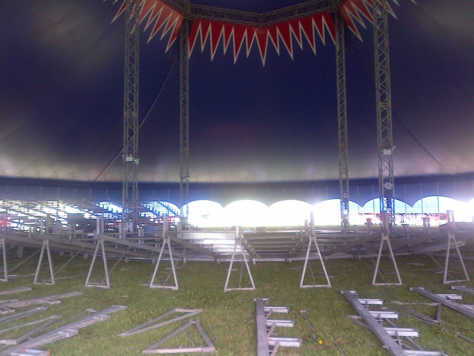 De tout et de rien: quelques images du plus grand chapiteau d'Europe