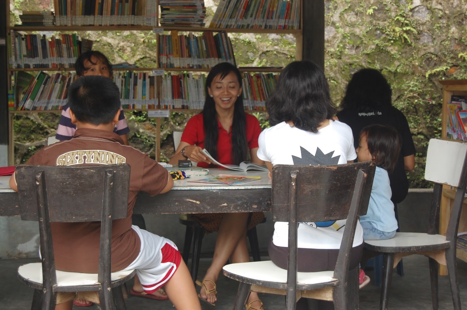 RUMAH BACA KOMUNITAS MERAPI (RBKM): AKTIVITAS MEMBACA DI RBKM