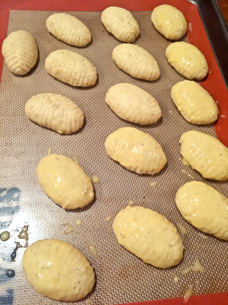 Date or walnut-filled Iraqi cookie (kleicha)