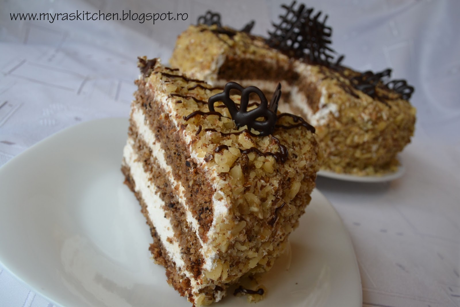 Myra's kitchen: Tort festiv cu nuci