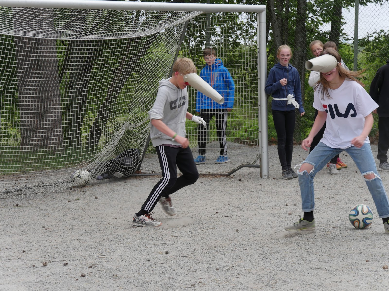 Backens skola: Sexorna mot personalen i strutfotboll