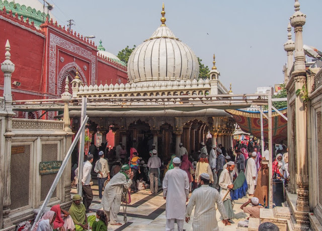 India: Nizamuddin Dargah in Delhi- the Burial Place of an Islamic Hippie