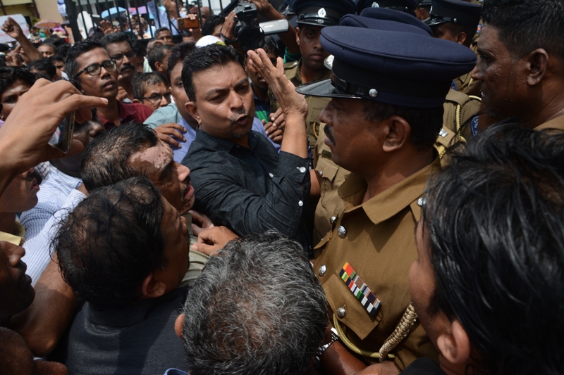 ඉසුරුපාය ඉස්සරහා කලබල කළ ටිචර්ලාට පොලිසියෙන් ජල ප්‍රහාර