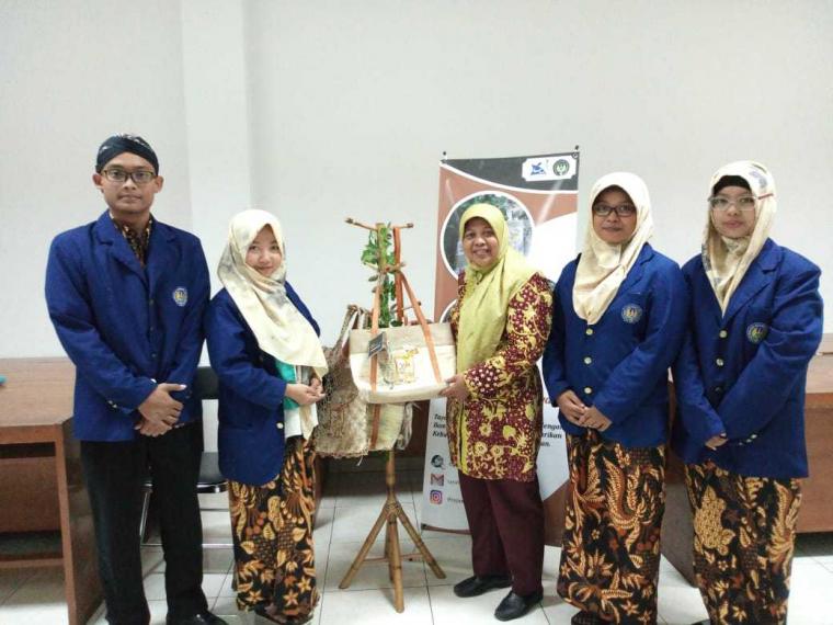 Mahasiswa UNY Memproduksi Tayang (Tas Wayang) sebagai Upaya ...