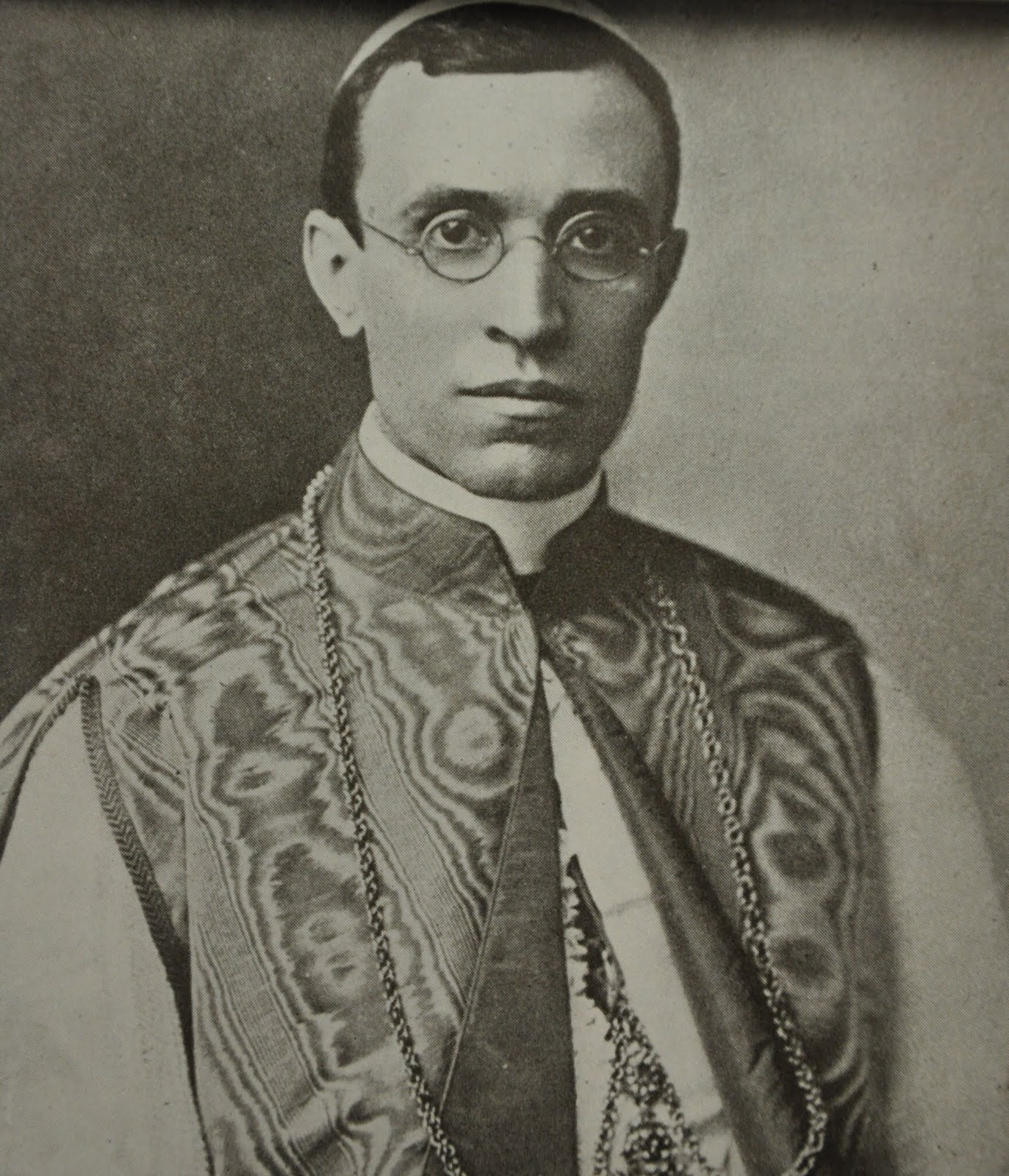 Orbis Catholicus Secundus: Bring Back the Moiré Mantelletta