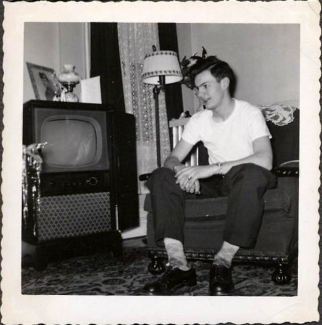 27 Vintage Snaps Capture People Watching TV in the Past ~ Vintage Everyday