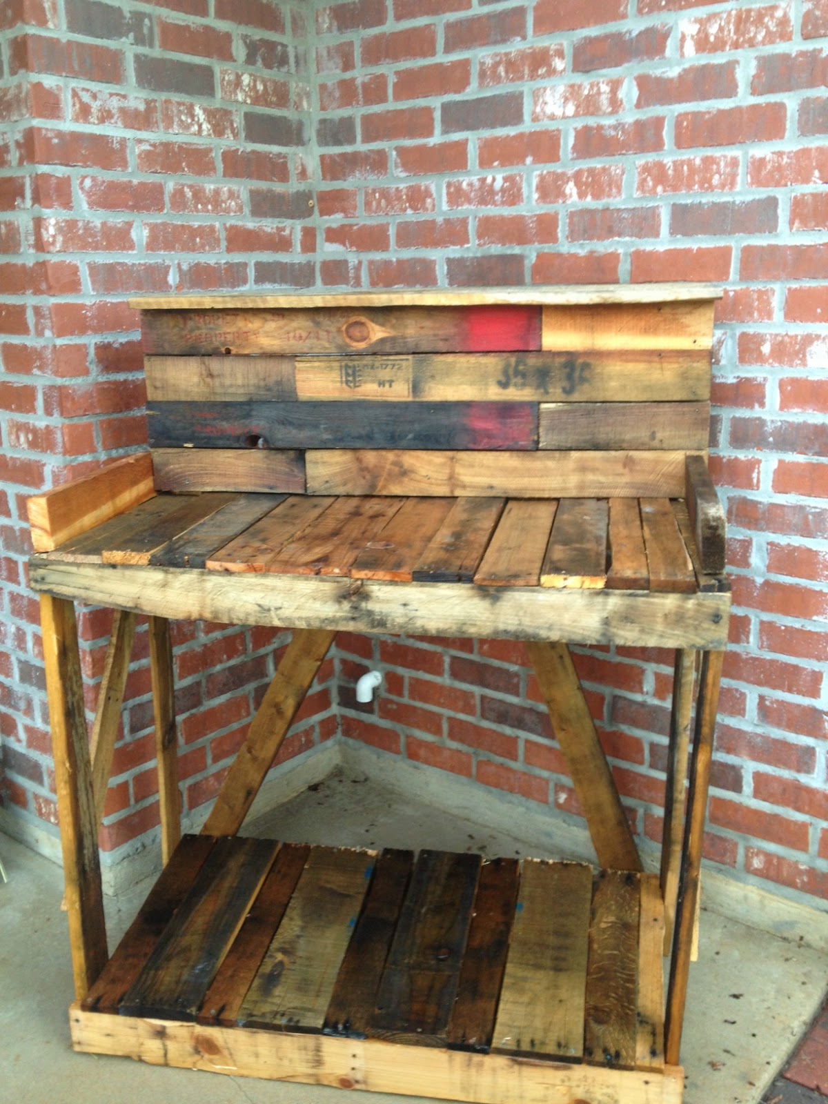 Radiant Oasis: DIY Patio Pallet Potting Table!