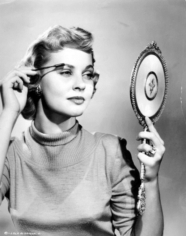 45 Glamorous Photos Capture Classic Beauties In Front of the Mirrors ...