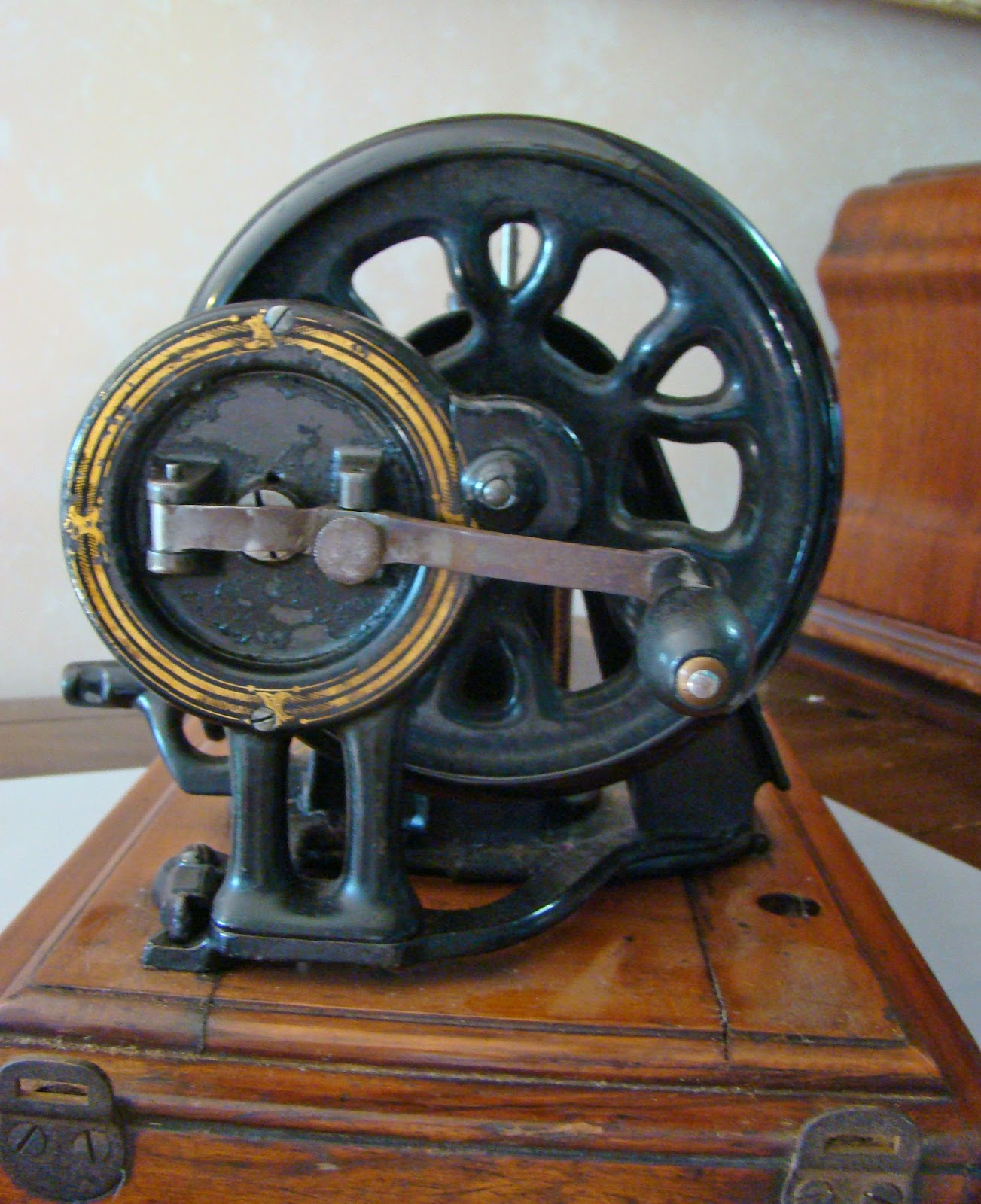 2knitwits: My Singer Model 12 handcrank with a fiddle base.