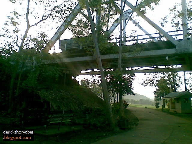 Mangngaggos' TRIP, EAT-cetera!: THE GONZAGA EXPERIENCE: Under the Bridge