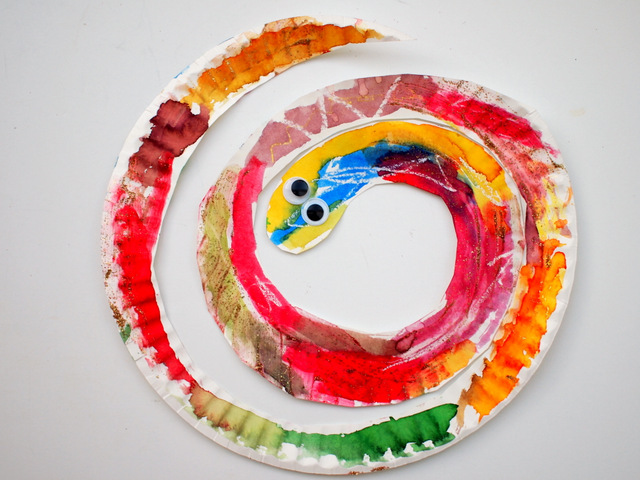 Easy and Colorful Paper Plate Snakes | Pink Stripey Socks