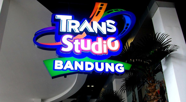 Bermain di Trans Studio Bandung - Colored Canvas