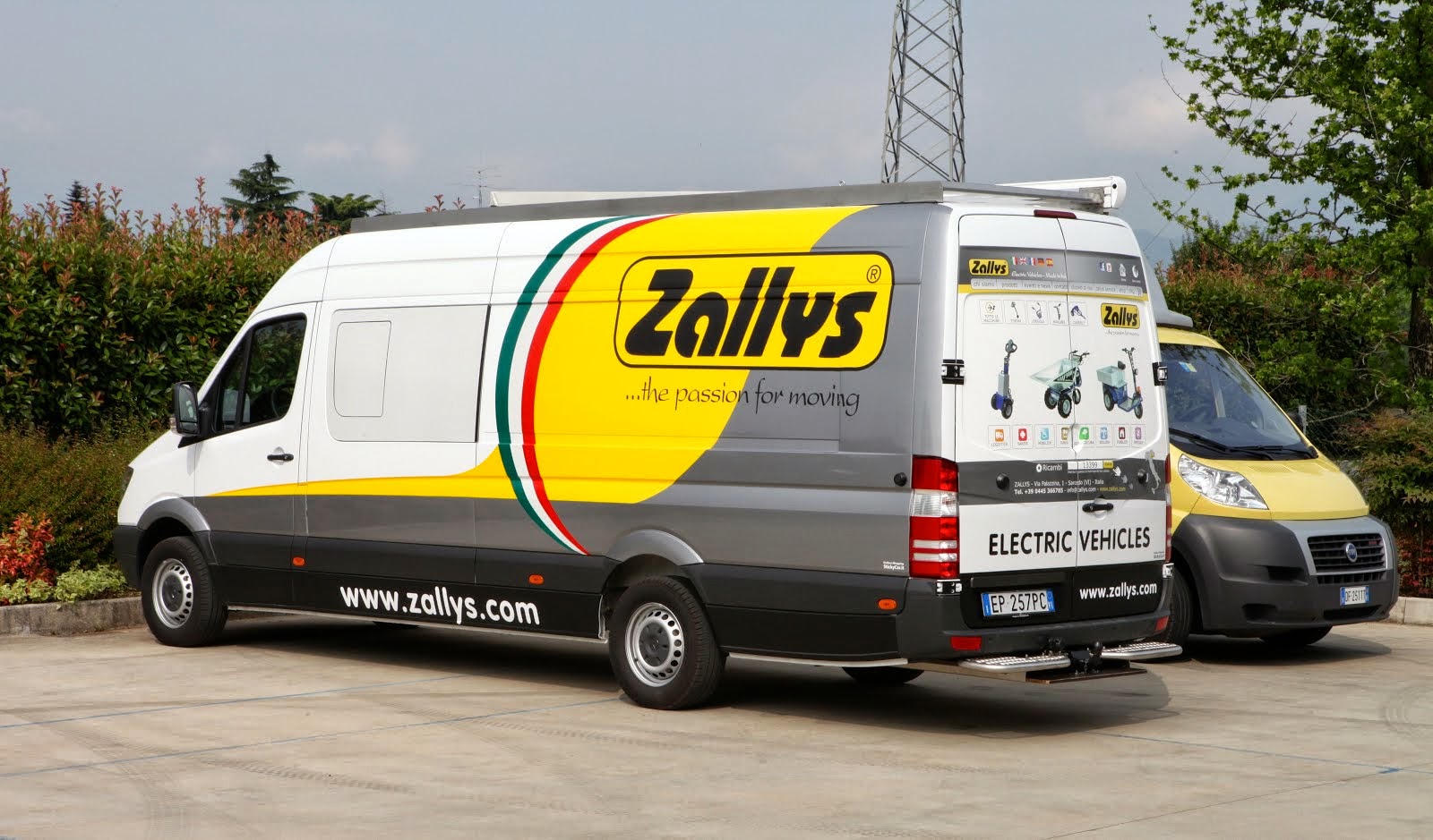 Battery powered trolley: towing unit for supermarket trolleys /airport ...