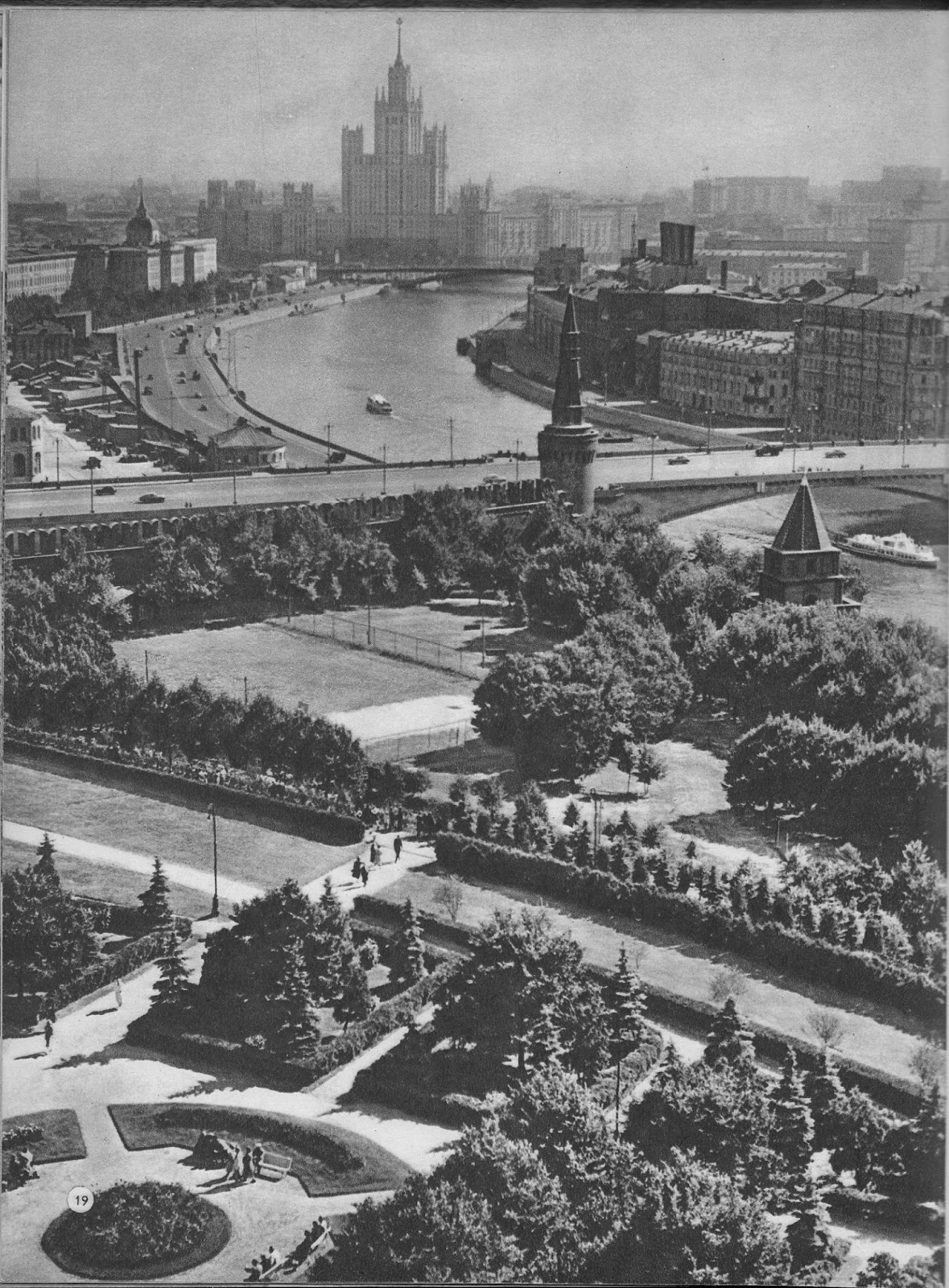 The Left Chapter: 26 Incredibly Evocative Photos of 1956 Soviet Moscow