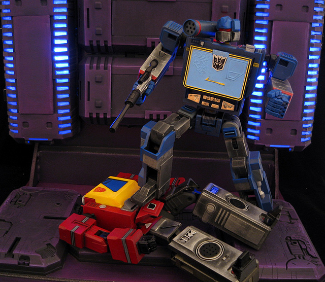 mundo transformer: Custom Blaster vs. Soundwave.