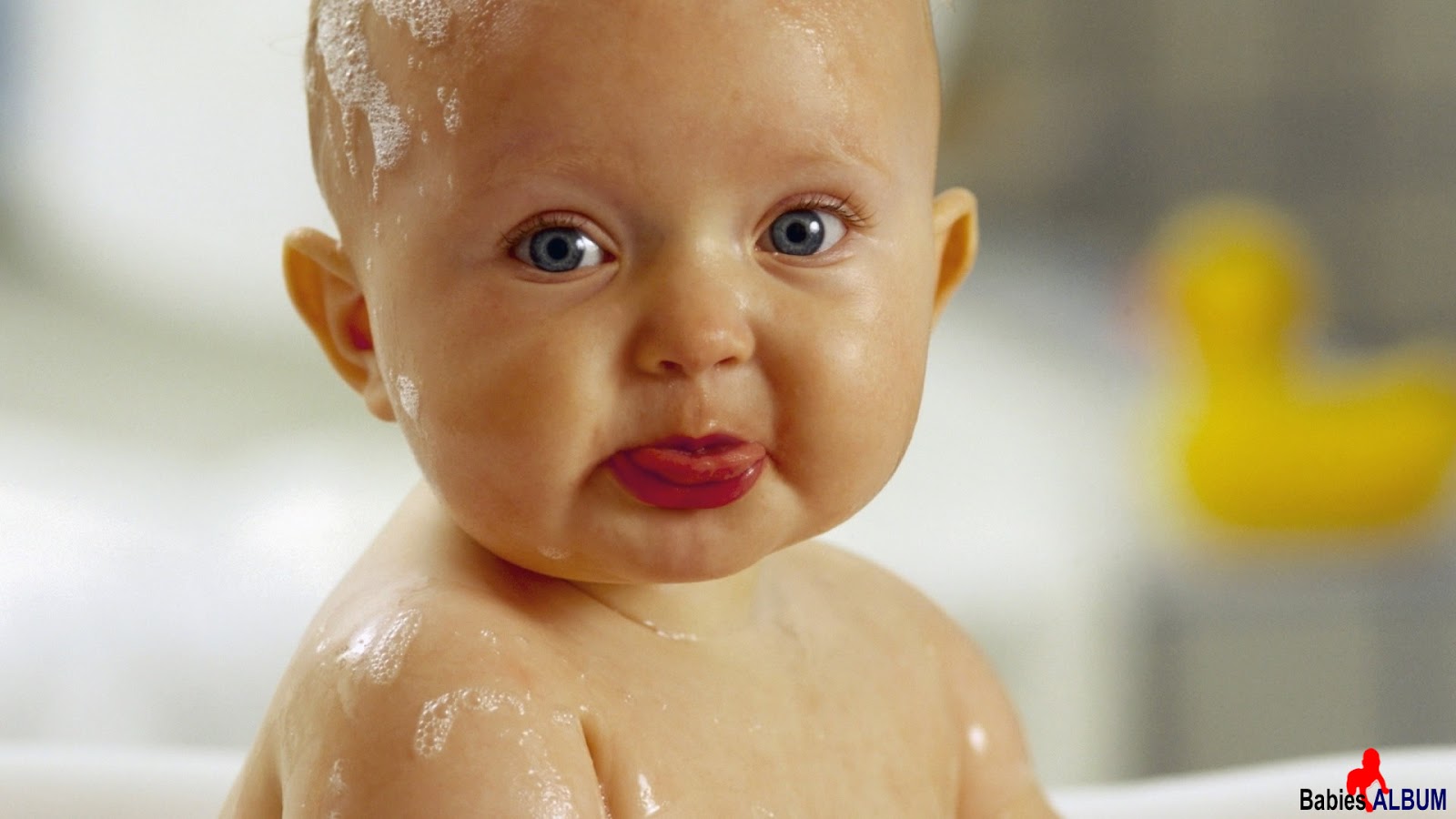 Cute Babies: Cute Bathing baby - Looking So Cute