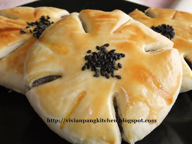 Vivian Pang Kitchen: Flaky Flower Mooncake