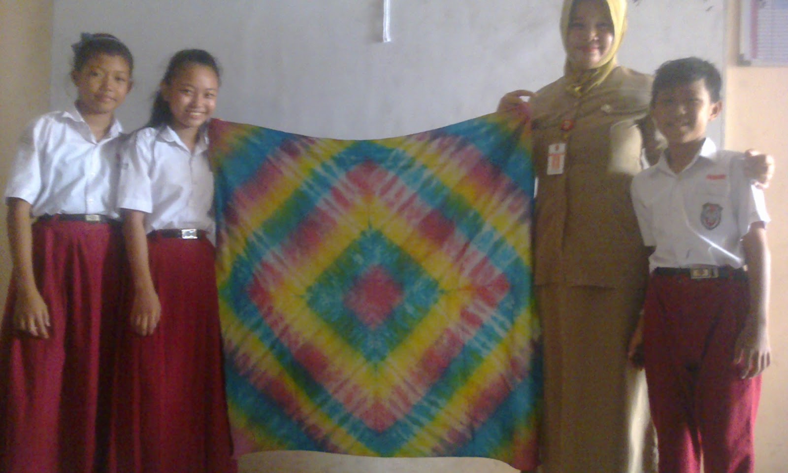 Membuat Batik Jumputan teknik celup ikat