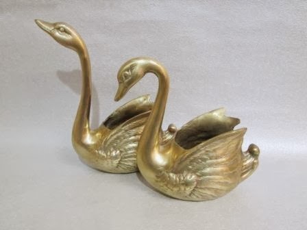 Dolphin Antik: Patung Angsa Kuningan dari Korea