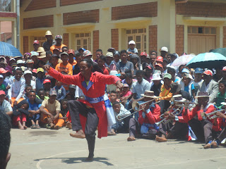 "Hira Gasy : SAHONDRAFININA et RAVELOSON en face à face