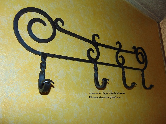 Herreria y Forja Punta Arenas: Percheros