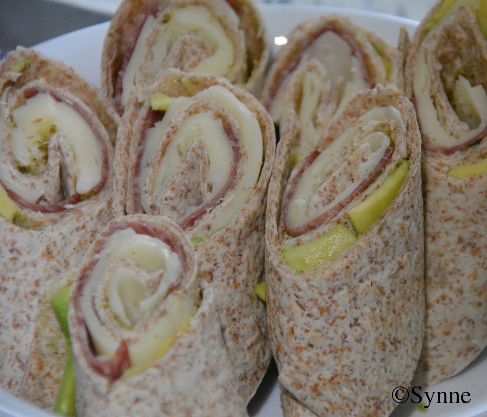 ganske enkelt: Lefseruller med avocado, spekepølse og ost