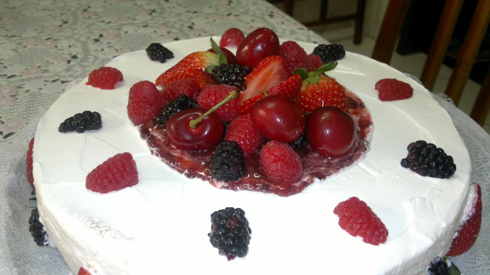 Comemore Bolos & Tortas: Bolo de frutas vermelhas...
