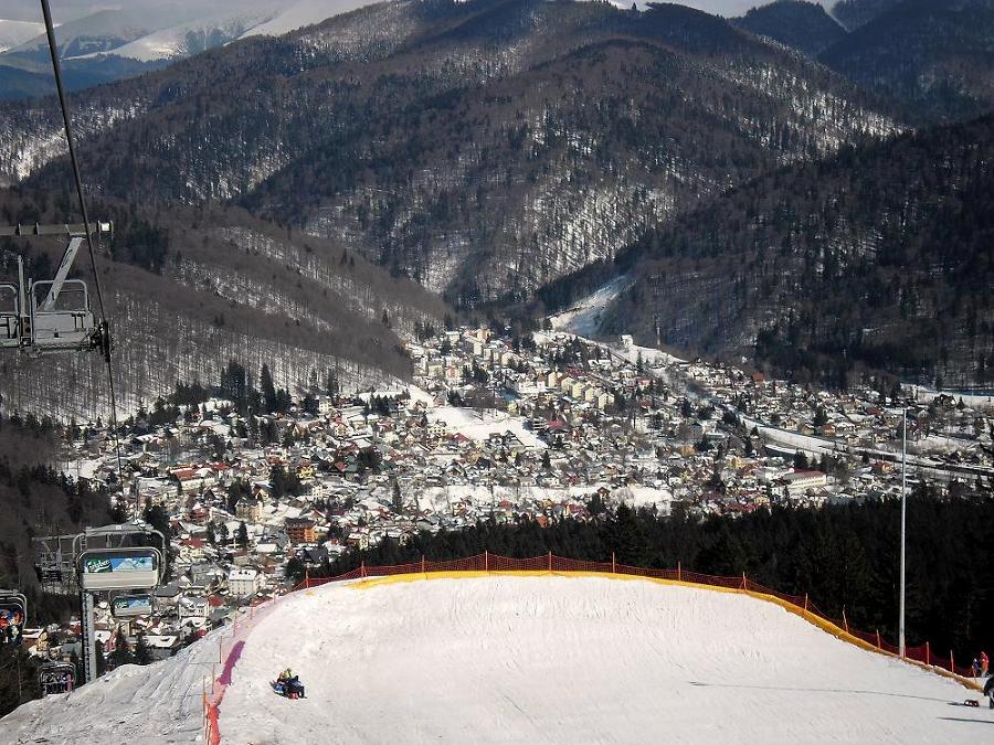Statiunea Busteni vazuta din telescaun