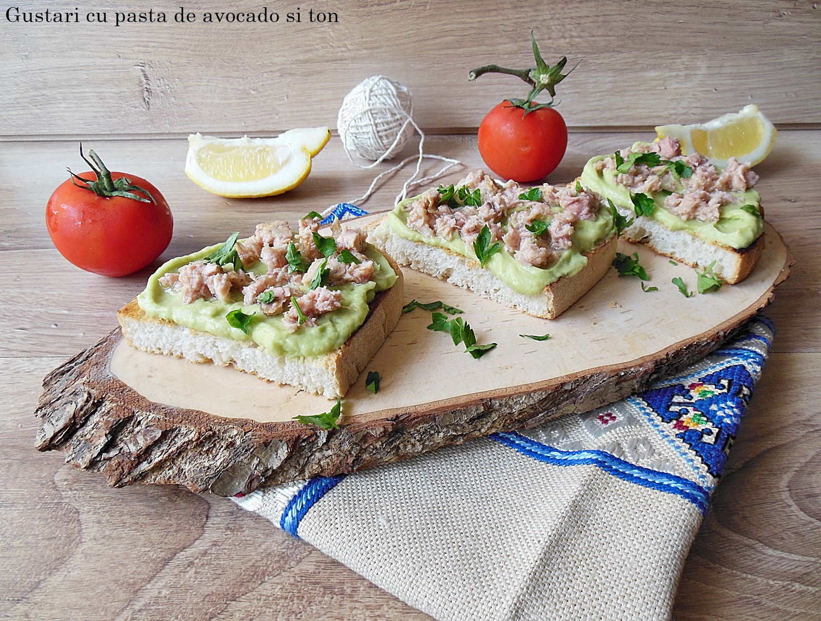 Rocsy in bucatarie: Gustari cu pasta de avocado si ton