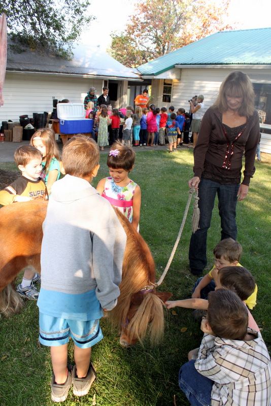 Cove Kindergarten: Pony Visits Farm